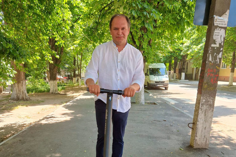 Ceban, cu trotineta prin capitală: Fără coridoare verzi, pază și rucsac ...