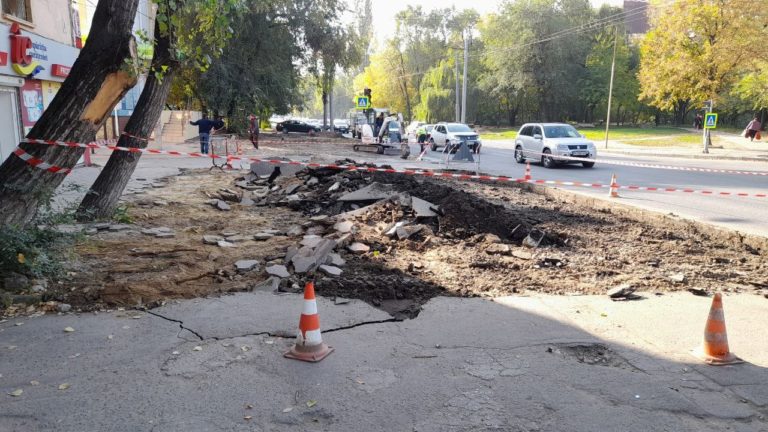 Gata cu asfaltul prost. Ion Ceban: Trotuarele din strada Tudor ... Gata cu asfaltul prost. Ion Ceban: Trotuarele din strada Tudor ...