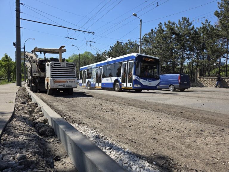 Se asfaltează strada Constantin Stere. Trafic sistat de la ora 19:00 ...